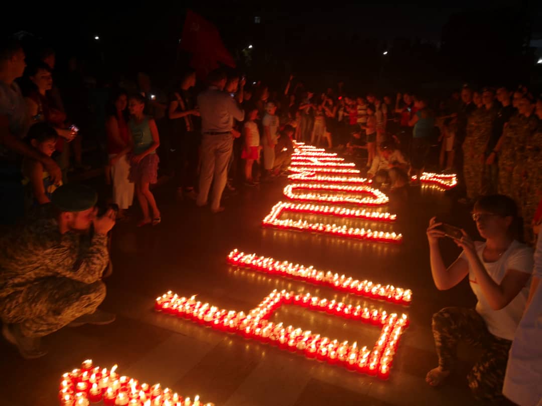 В Бишкеке зажгли свечи в память погибших во время Великой Отечественной ...
