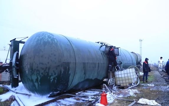 Three tank wagons with gasoline overturn in Osh, traffic controller ...
