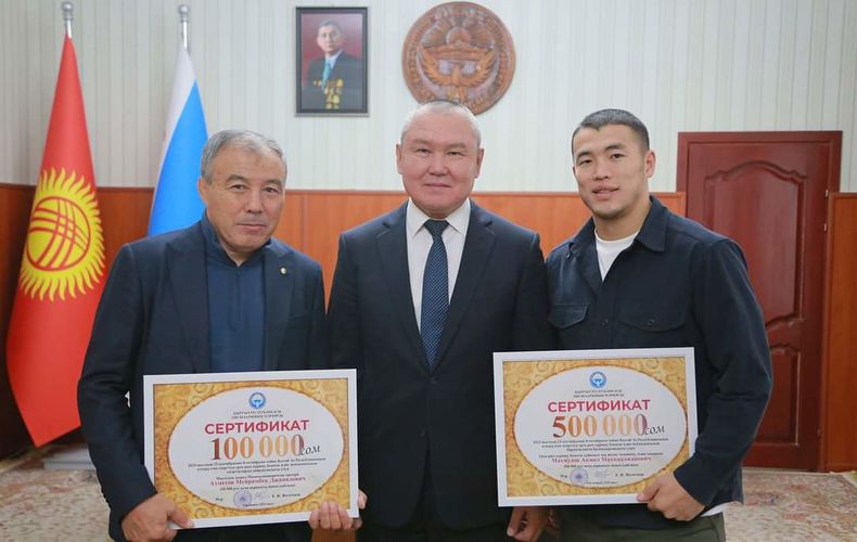 Osh Mayor awards two-time world champion Akzhol Makhmudov and his coach ...