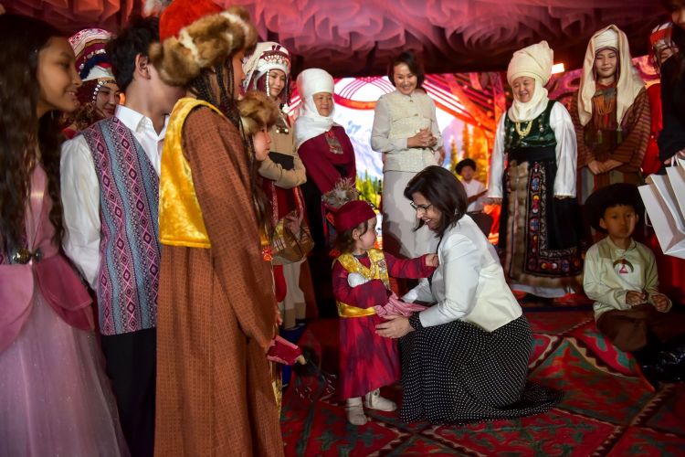 First Lady shows guest from Albania Ruh-Ordo Cultural Center - | 24.KG